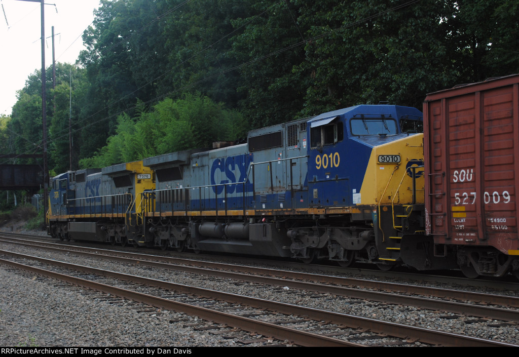 CSX GE CW40-9 9010 on Q300-06